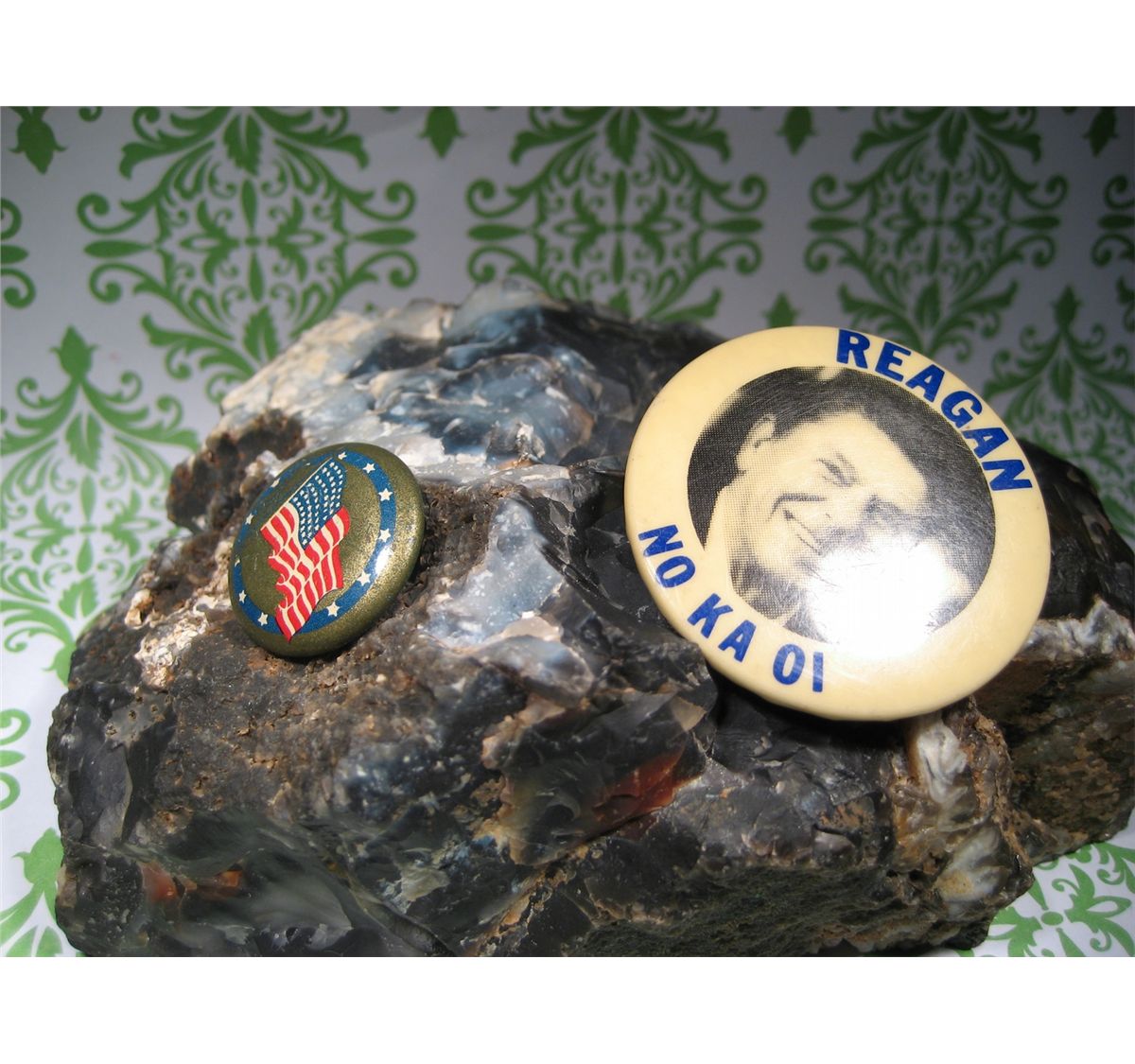 VINTAGE PIN BUTTON REAGAN AMERICAN FLAG