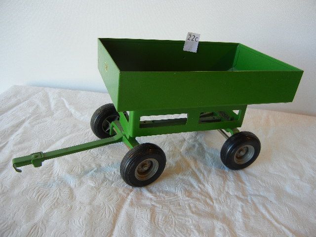 John Deere Ertl Gravity Feed Wagon