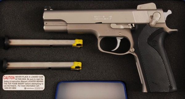 Smith & Wesson 1006 .10mm Pistol