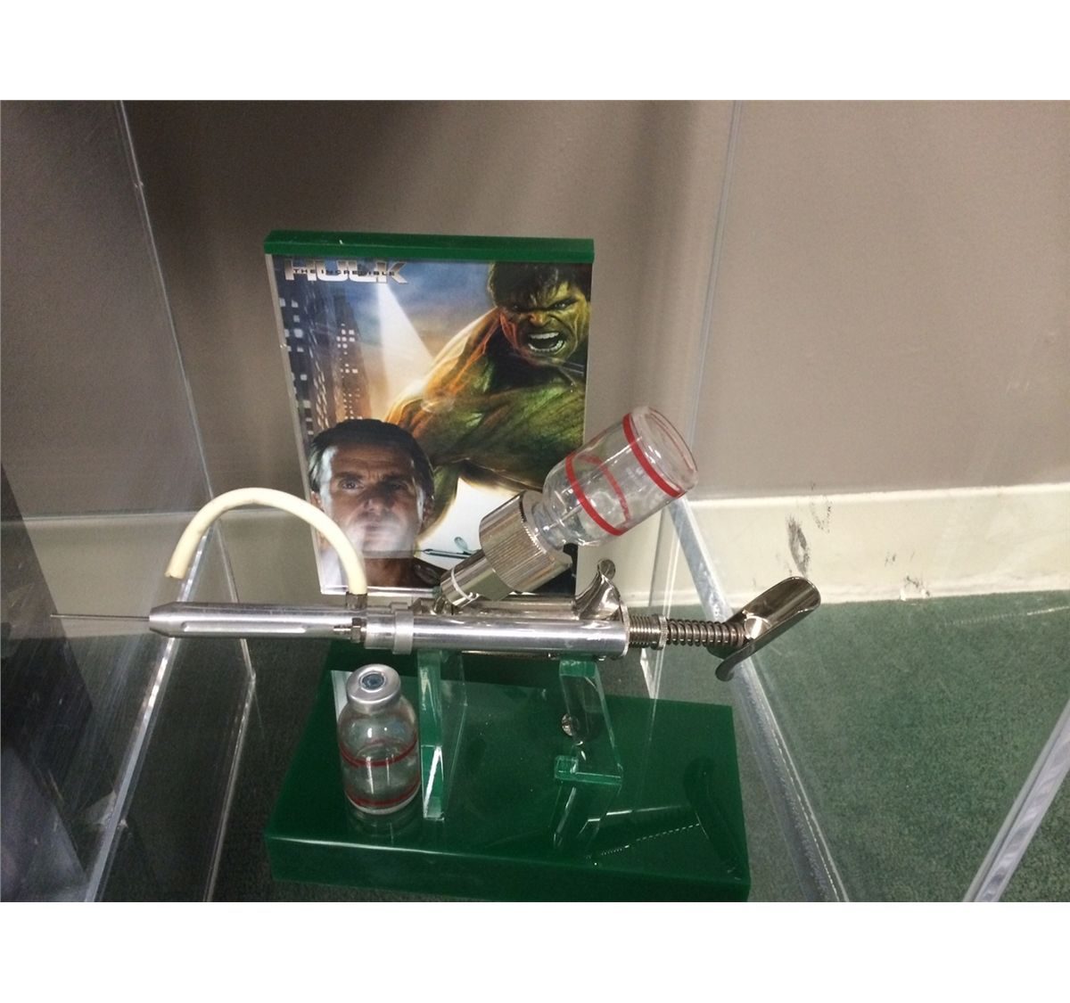 THE HULK SCREEN USED HERO RETRACTABLE SYRINGE
