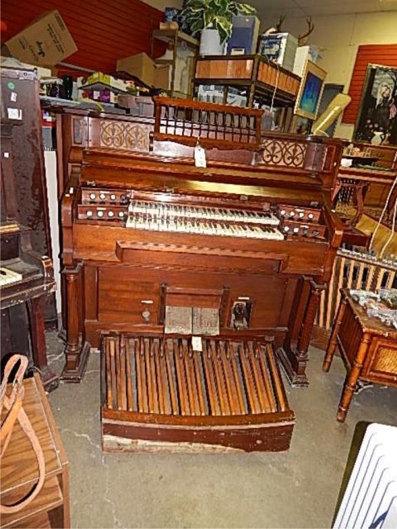 ANTIQUE MAHOGANY CASED BELL PUMP ORGAN MADE IN GULPH CANADA