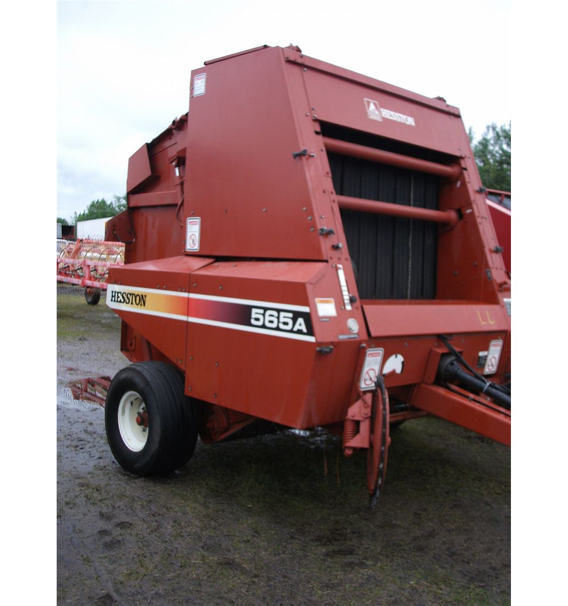 HESSTON 565A ROUND BALER WITH GATHERING WHEELS