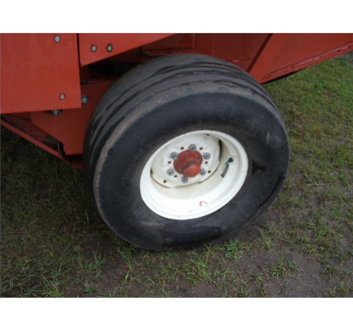 HESSTON 565A ROUND BALER WITH GATHERING WHEELS