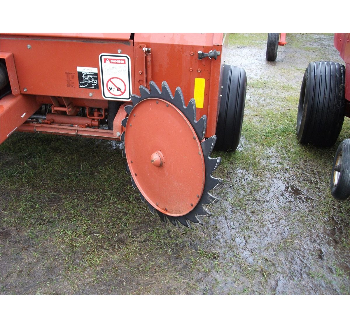 HESSTON 565A ROUND BALER WITH GATHERING WHEELS