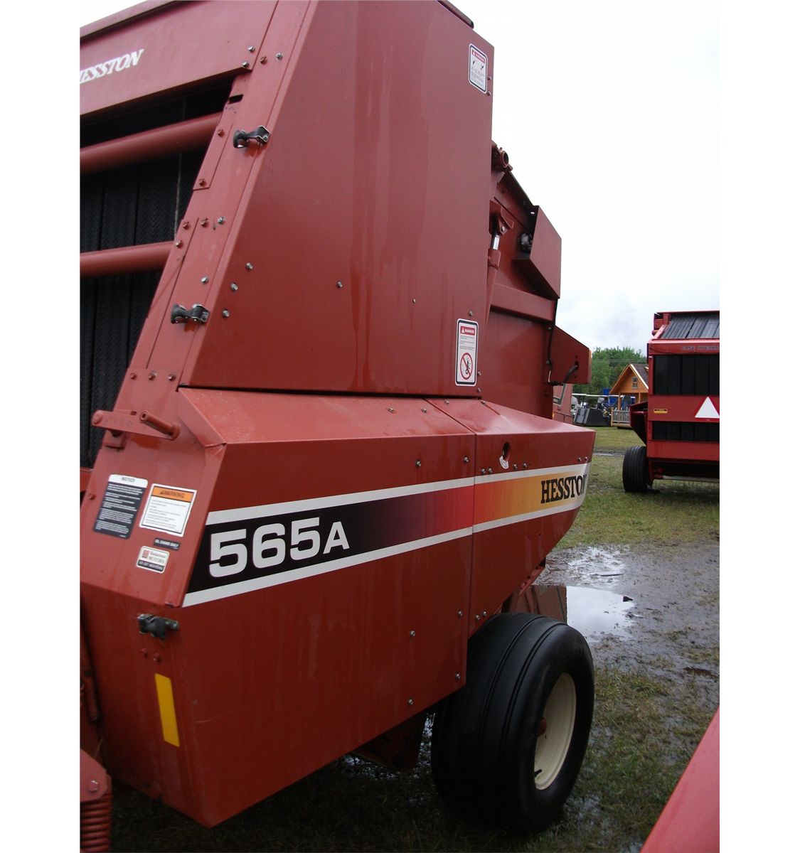 HESSTON 565A ROUND BALER WITH GATHERING WHEELS