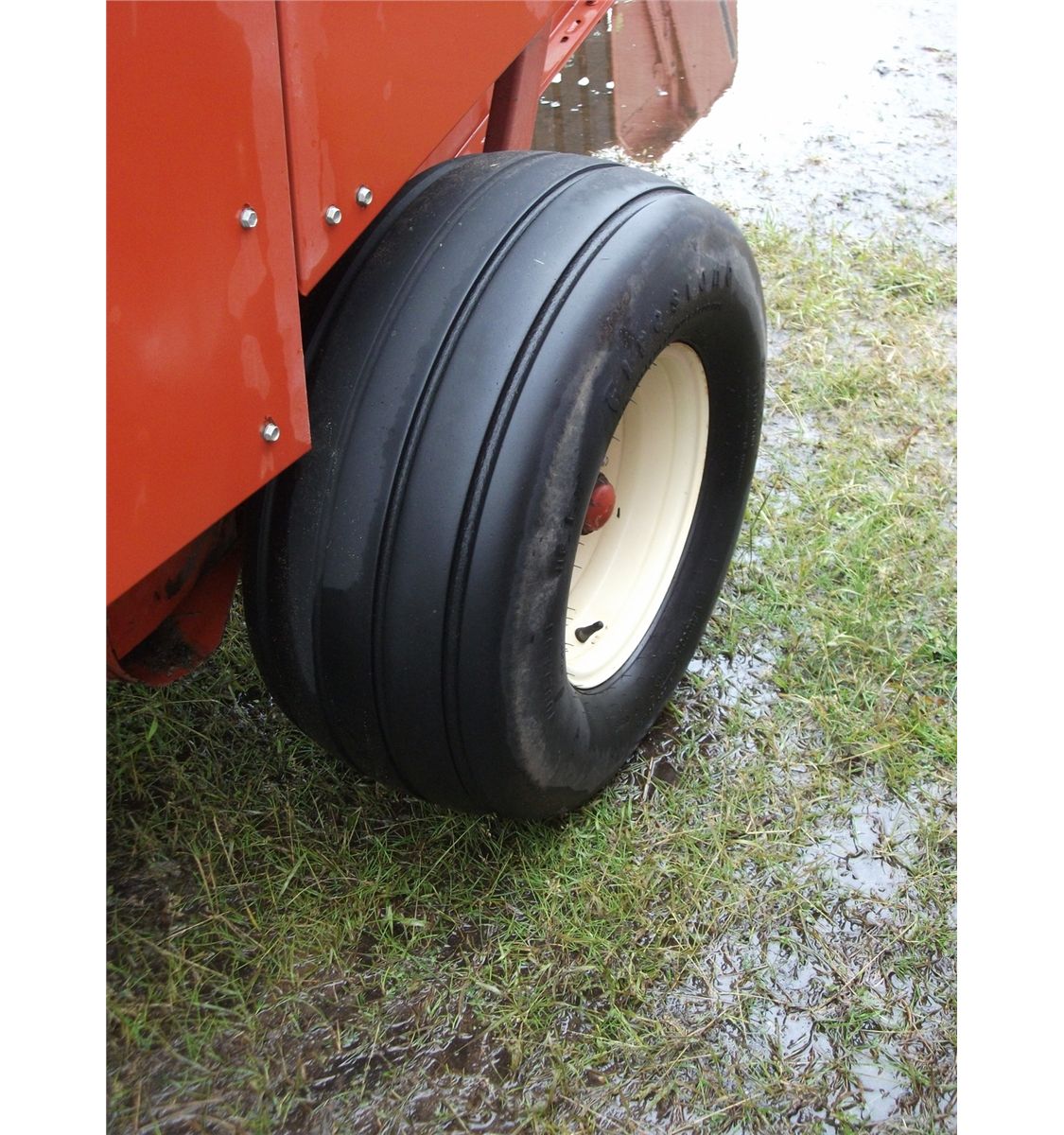 HESSTON 565A ROUND BALER WITH GATHERING WHEELS