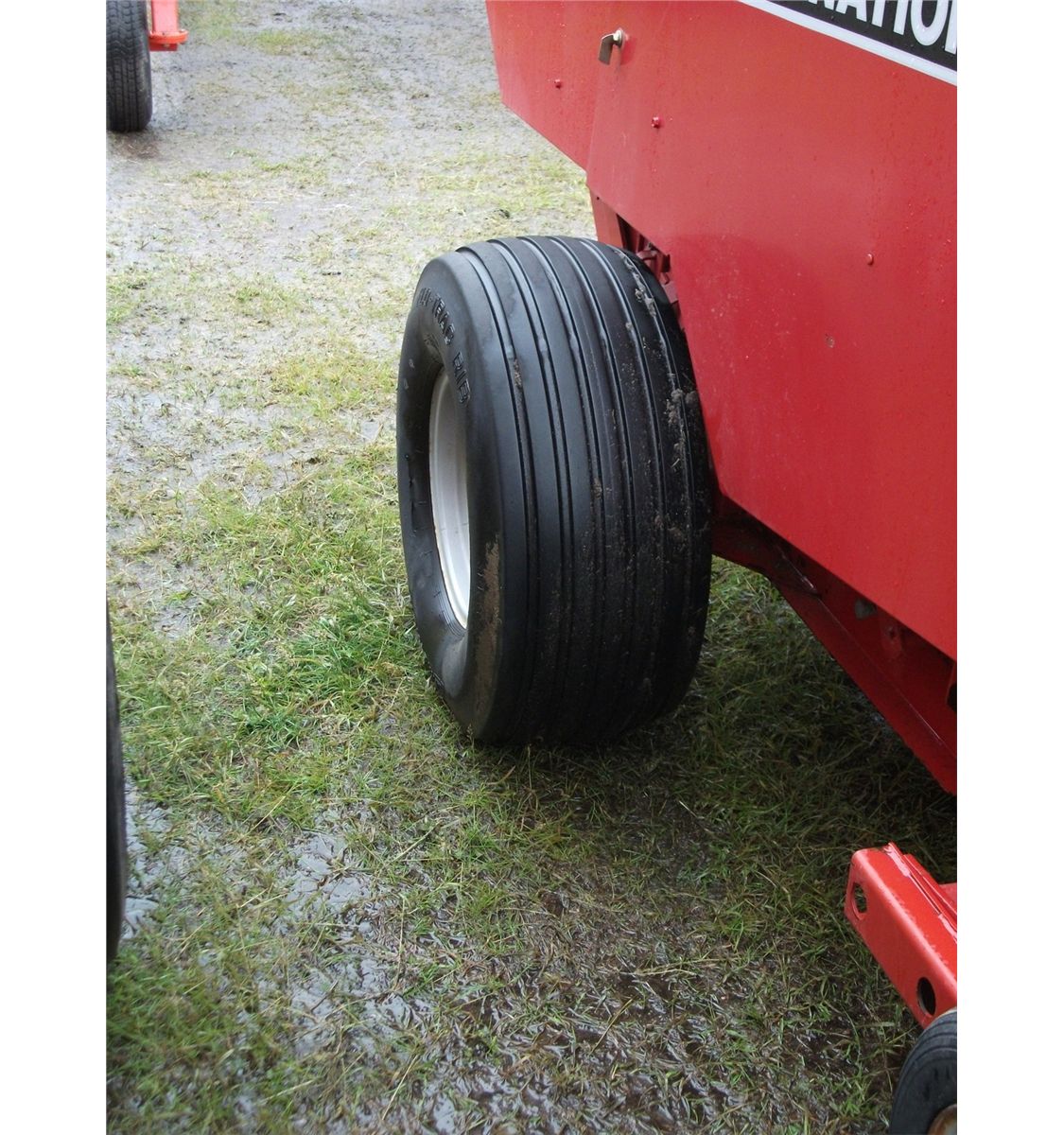 HESSTON 565A ROUND BALER WITH GATHERING WHEELS