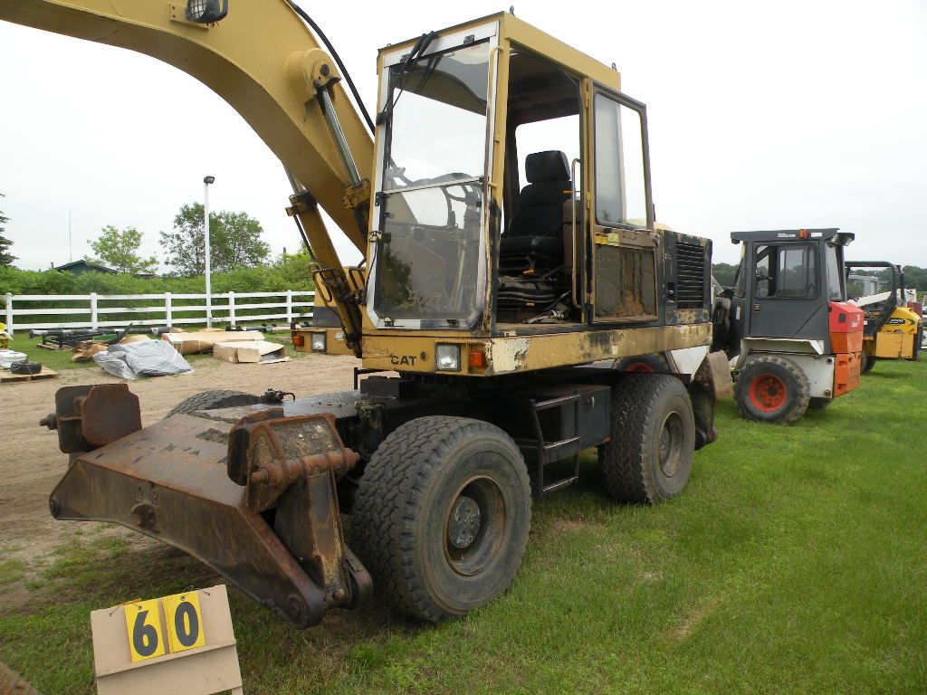 Caterpillar 212 rubber tire excavator SN-5DC00229