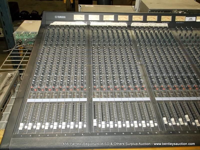 YAMAHA M3000 40 CHANNEL SOUND MIXER BOARD