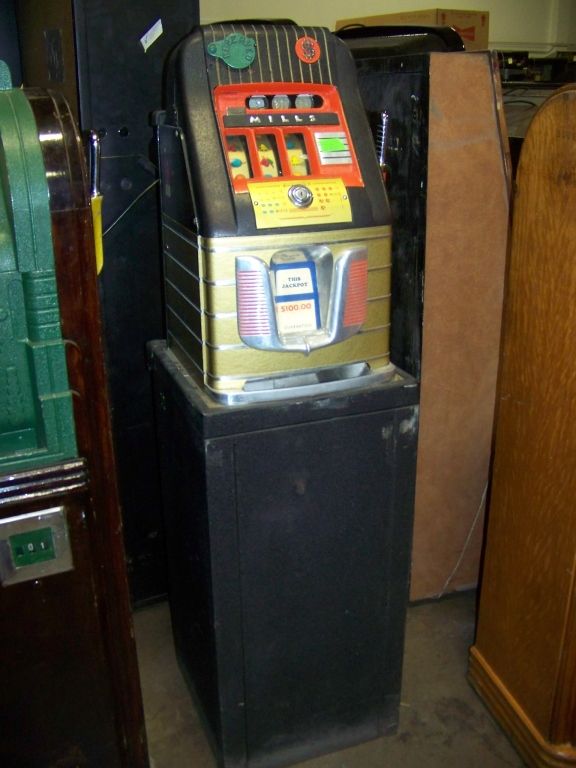 1947 MILLS HI TOP SILVER DOLLAR SLOT MACHINE