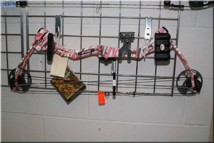 Bear Apprentice II Compound Bow ( pink camo) 20-60 Lb pull, 15" - 27 ...