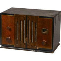 Fada Wood NA Series Tabletop 3-Knob AM Radio.
