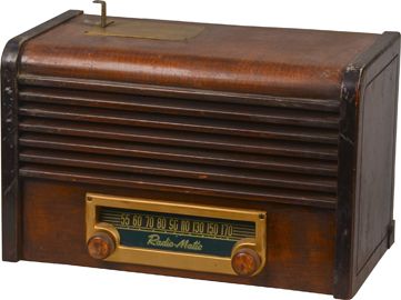 Radio-Matic Wood Tabletop Coin-Operated Motel Radio.
