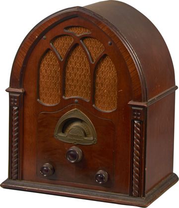 Atwater Kent 3-Knob Cathedral Radio Model 82.