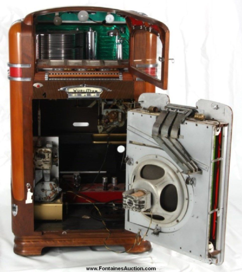 Wurlitzer Model 700 Jukebox - 1940