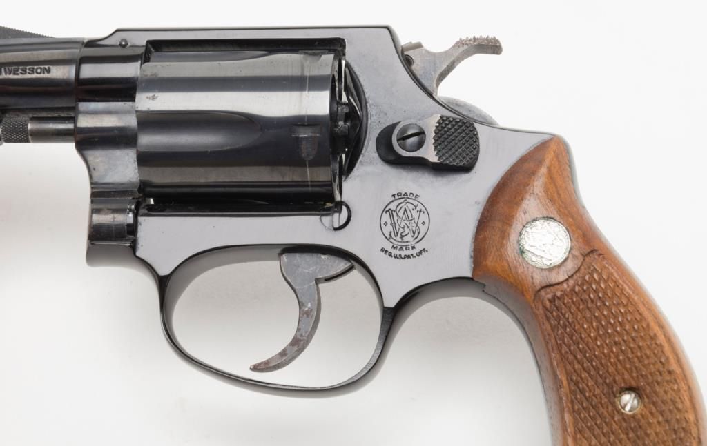 Smith & Wesson Model 37 Airweight DA revolver, .38 Special cal., 2 ...
