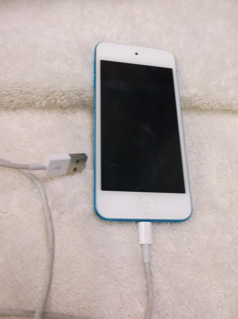 Blue IPod Touch 32 GB newer model # A-1421 with charger trk 1994