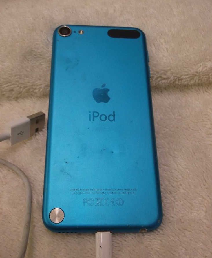 Blue IPod Touch 32 GB newer model # A-1421 with charger trk 1994