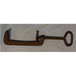 Oval top bear trap clamp