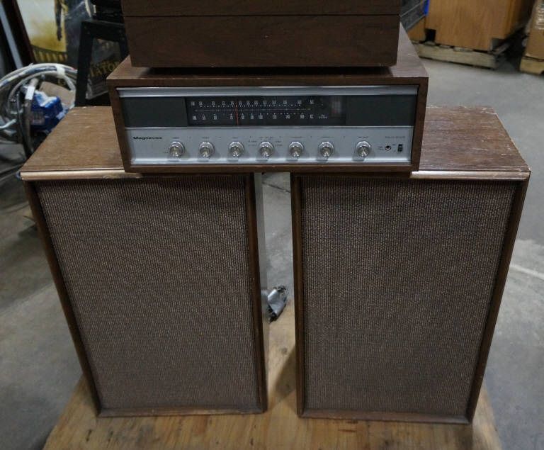 Vintage Magnavox Home Stereo turntable, receiver & 2 Speakers approx ...