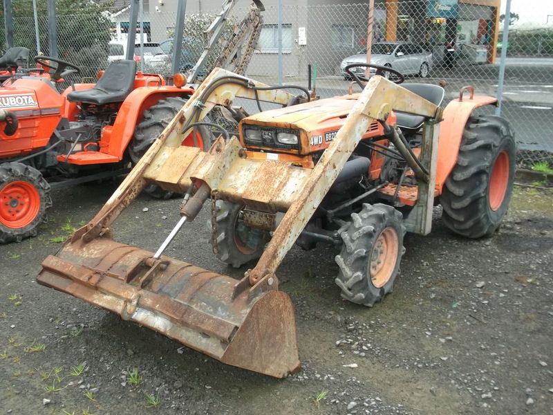 KUBOTA B8200 4WD TRACTOR WITH F.E.L.