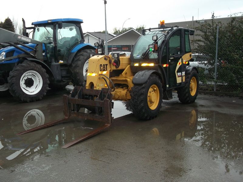 CAT TH215 TELEHANDLER