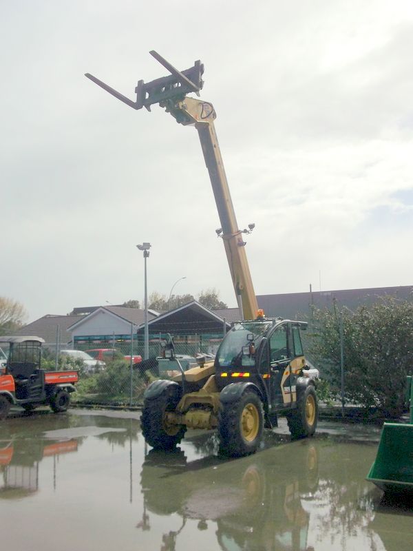 CAT TH215 TELEHANDLER