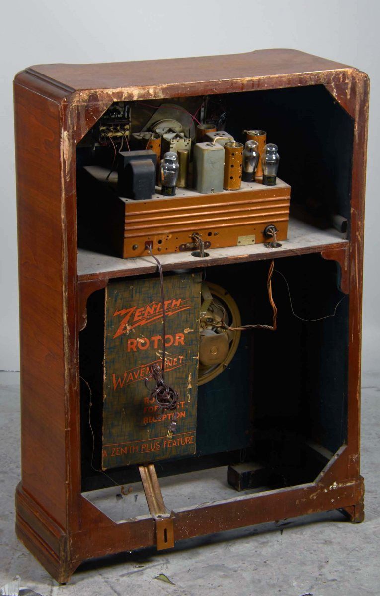 Zenith Model 8-S-563 Art Deco Floor Model Radio.