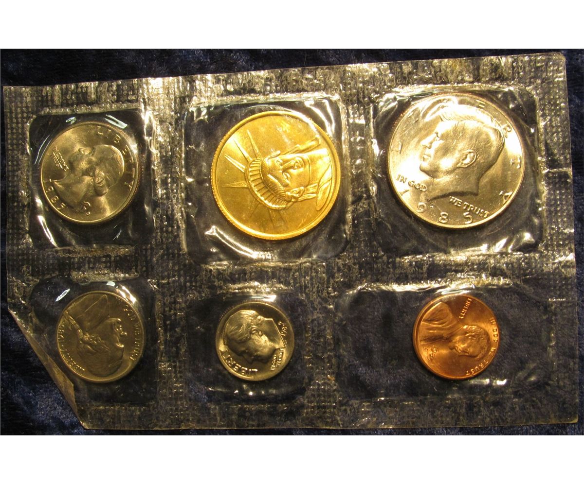129. 1985 Denver Mint U.S. Coin Set with Statue of Liberty Medal. In ...