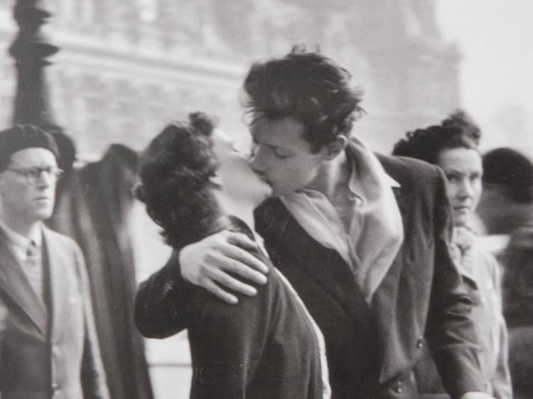 Robert Doisneau The Kiss Hotel de Ville Photo Print