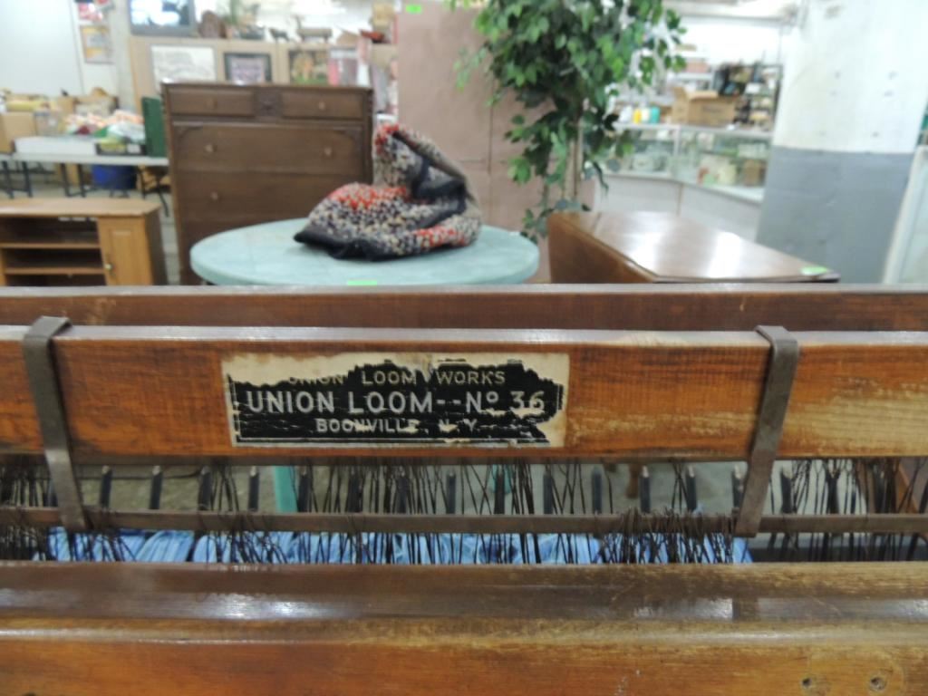 ANTIQUE UNION LOOM NO. 36 W/ YARN & ACCESSORIES