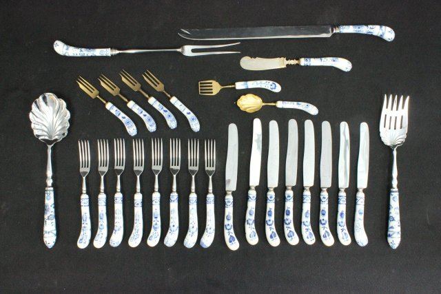 Blue onion porcelain cutlery set