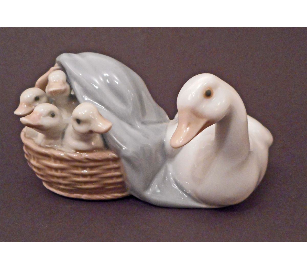 VINTAGE LLADRO DUCK W/ DUCKLINGS FIGURINE