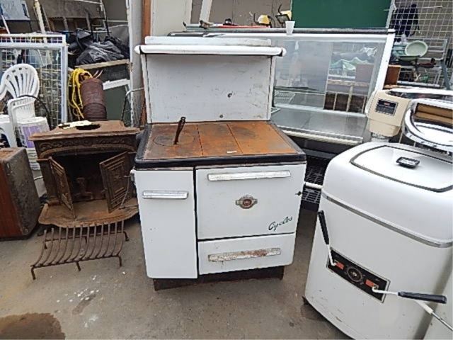 VINTAGE OIL STOVE - CYCLOW