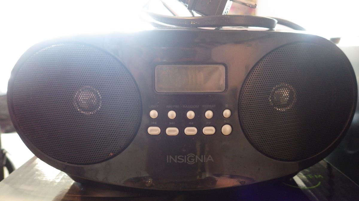 INSIGNIA CD / RADIO BOOMBOX