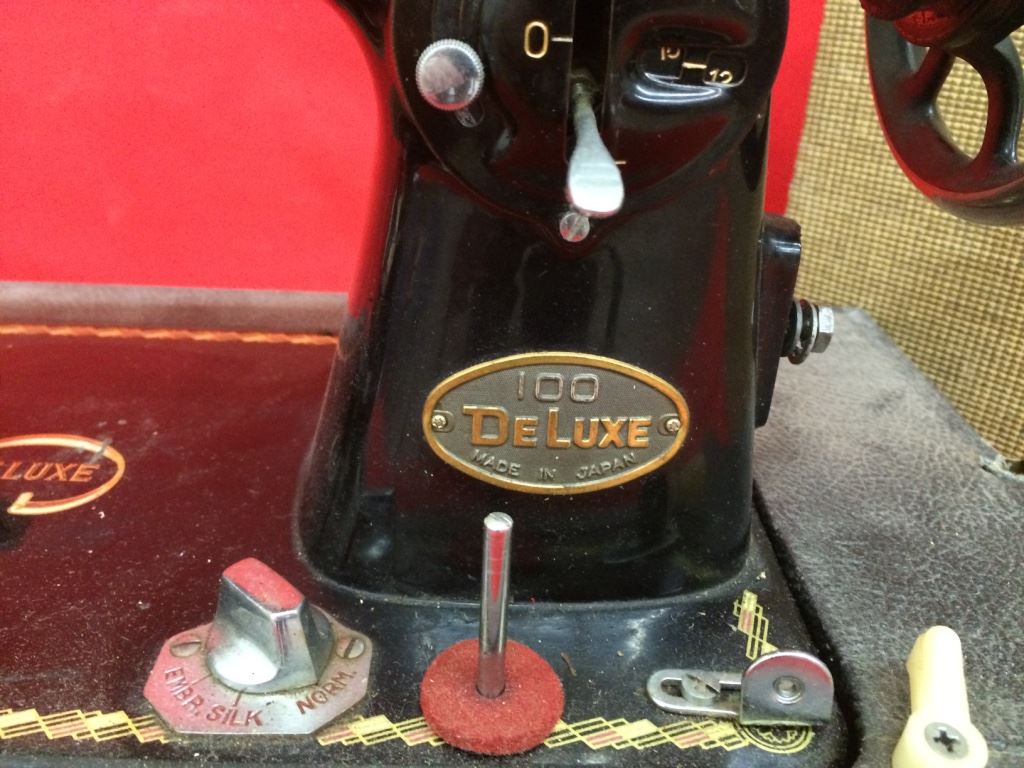 Vintage Commander Deluxe Sewing Machine With Case