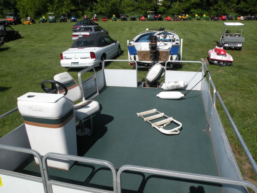 1984 Madsen pontoon w/2004 Karavan trailer SN#-JEM200230484