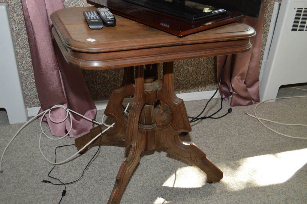 Antique Canadiana centre pedestal occasional table