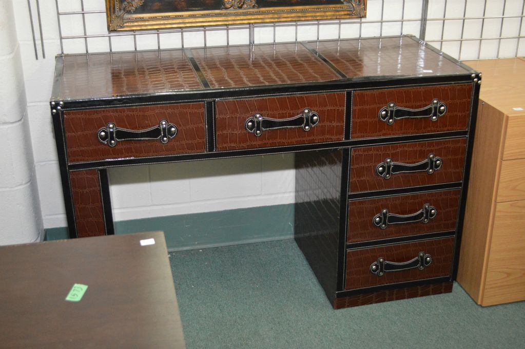 Single pedestal steamer trunk modeled writing desk