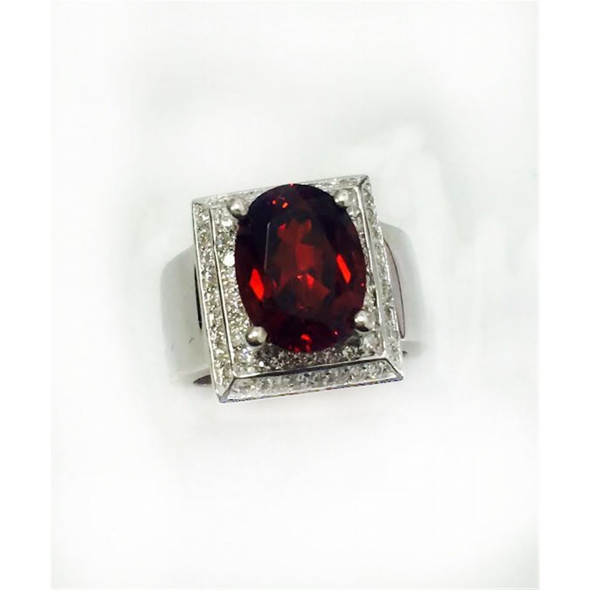 MALAYA GARNET OVAL 6.52CT, 14K W/G RING 11.00GRAM / DIAMOND RD 0.64CT