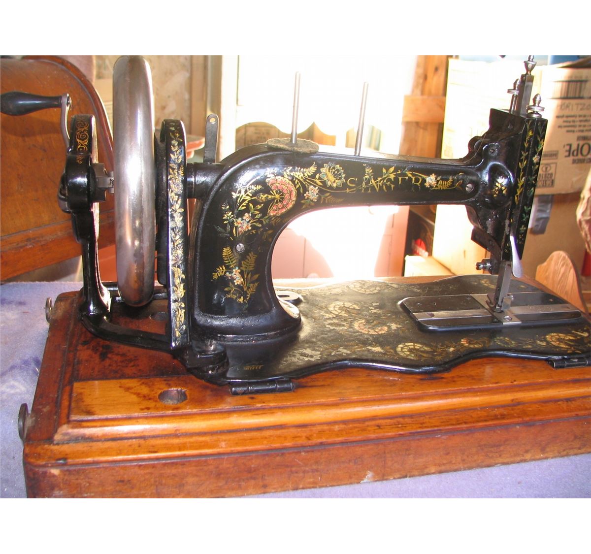 Singer Hand Crank Sewing Machine in Wooden Case