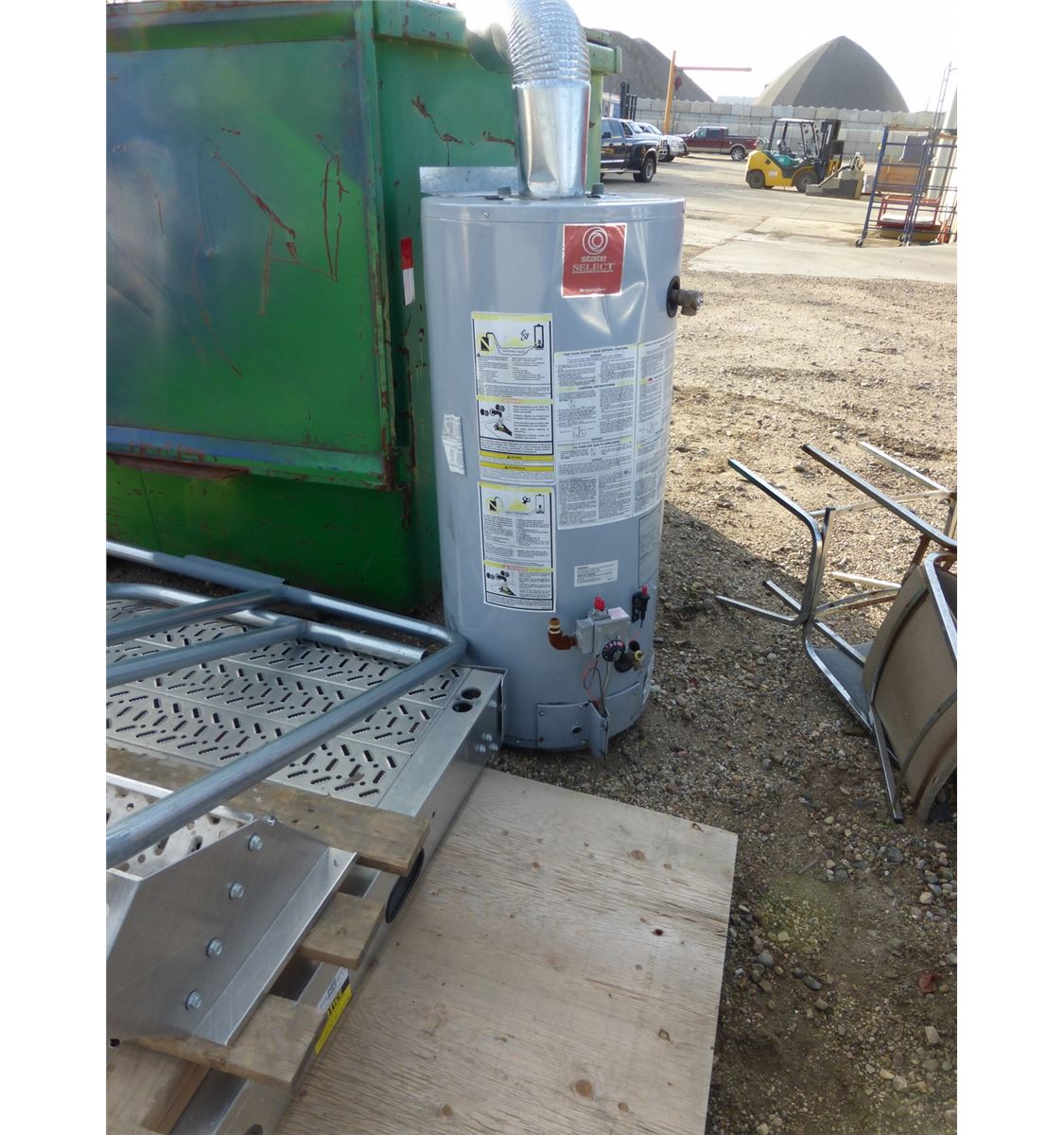 LIFT OF THREE METAL STEPS, HOT WATER TANK