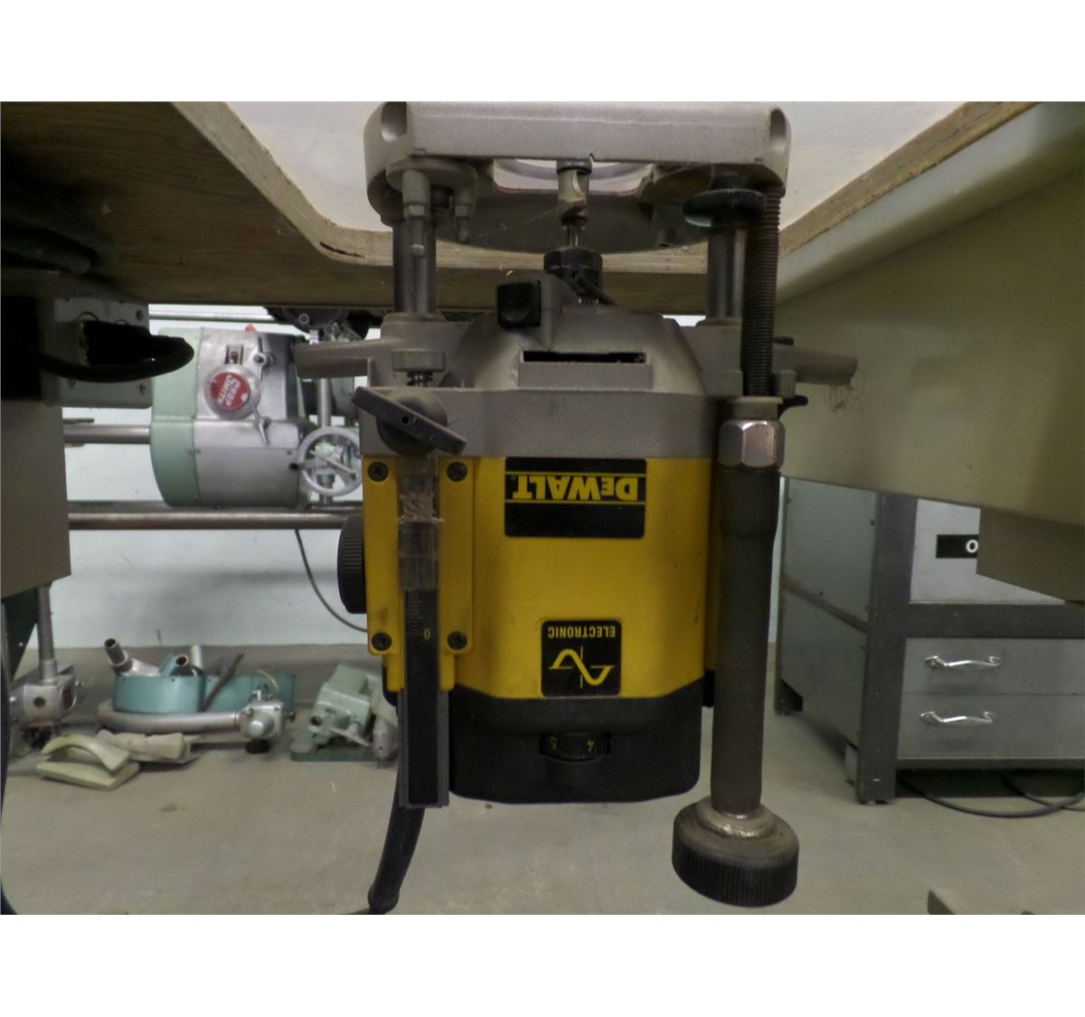 DEWALT TABLE ROUTER