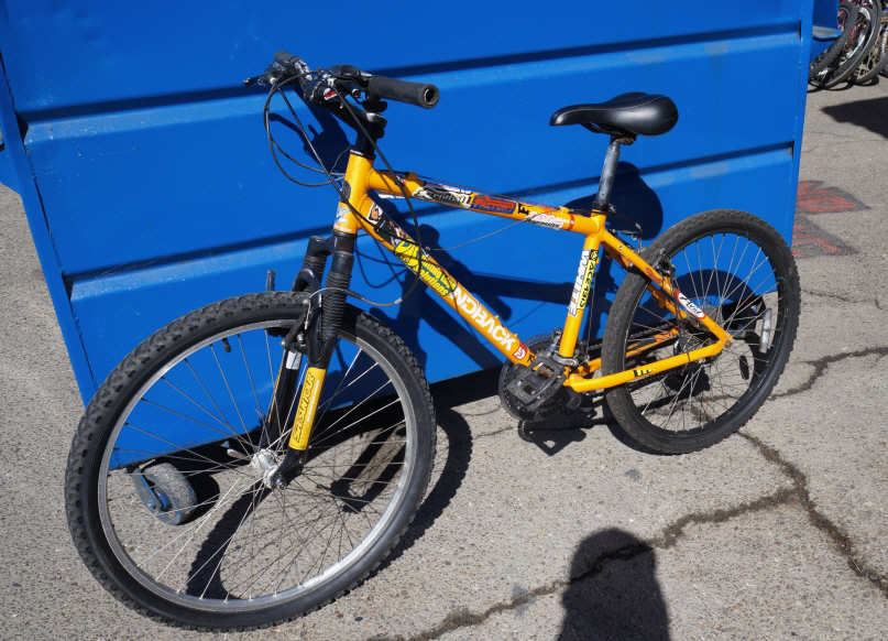 Yellow Suntour Diamondback Mt Bike