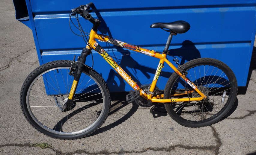 Yellow Suntour Diamondback Mt Bike