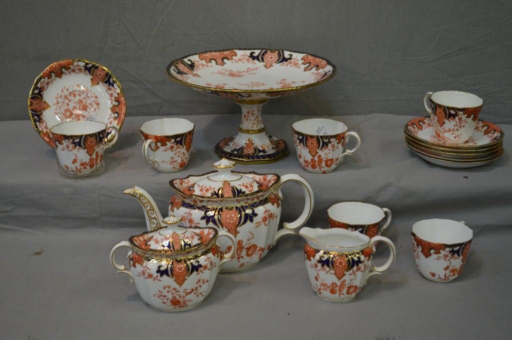 A selection of vintage Royal Crown Derby 2712 china including tea pot ...