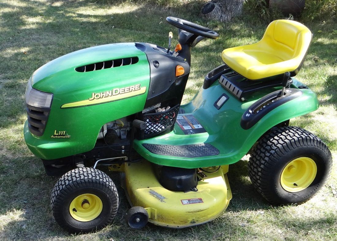 JD hydrostatic riding lawn mower, excellent condition