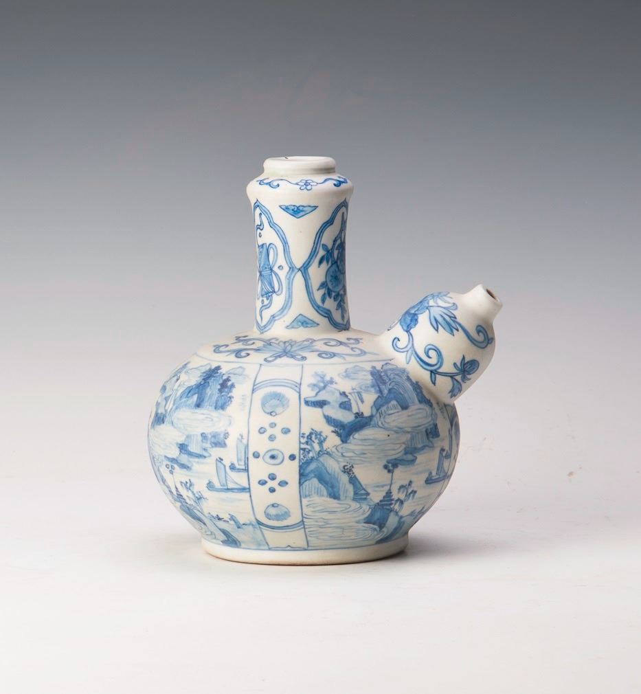 A BLUE AND WHITE KENDI PORCELAIN POURING VESSEL