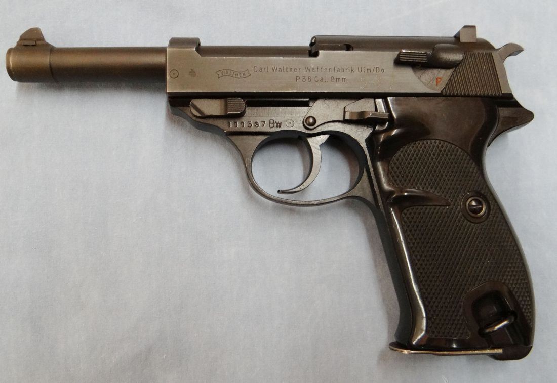 Walther P1/P38, 9mm luger, sn 111587, with holster and extra new Walther magazine