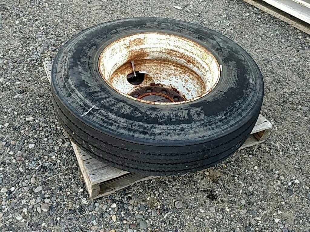 Truck tire Bridgestone 11R22.5 Bud wheel